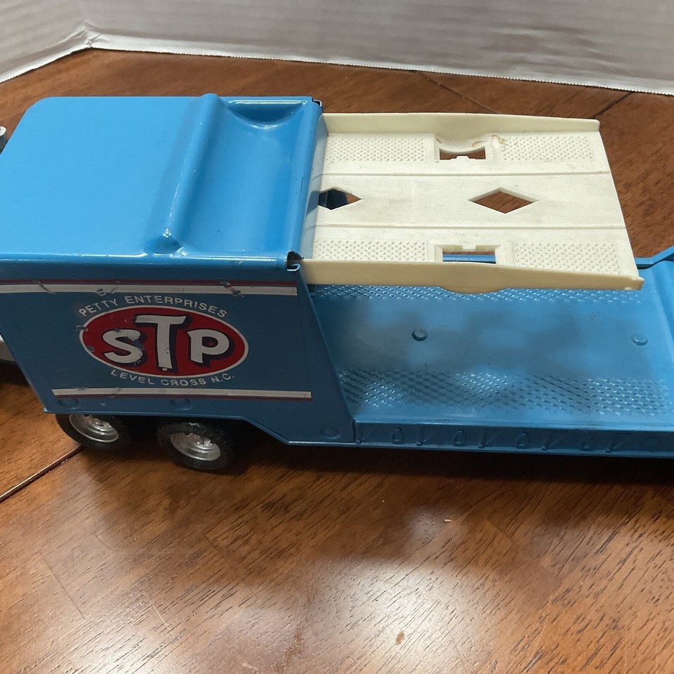 ERTL STP Richard Petty Semi-truck Hauler And Trailer W/ Figurine | eBay