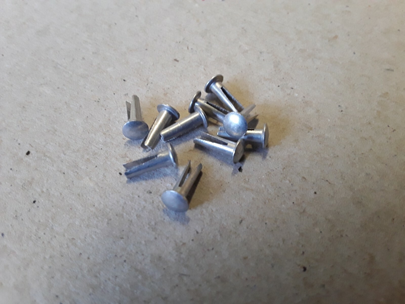 3mm (1/8") x10mm (3/8") Bifurcated Split leg Aluminium Rivets Oval Head ...