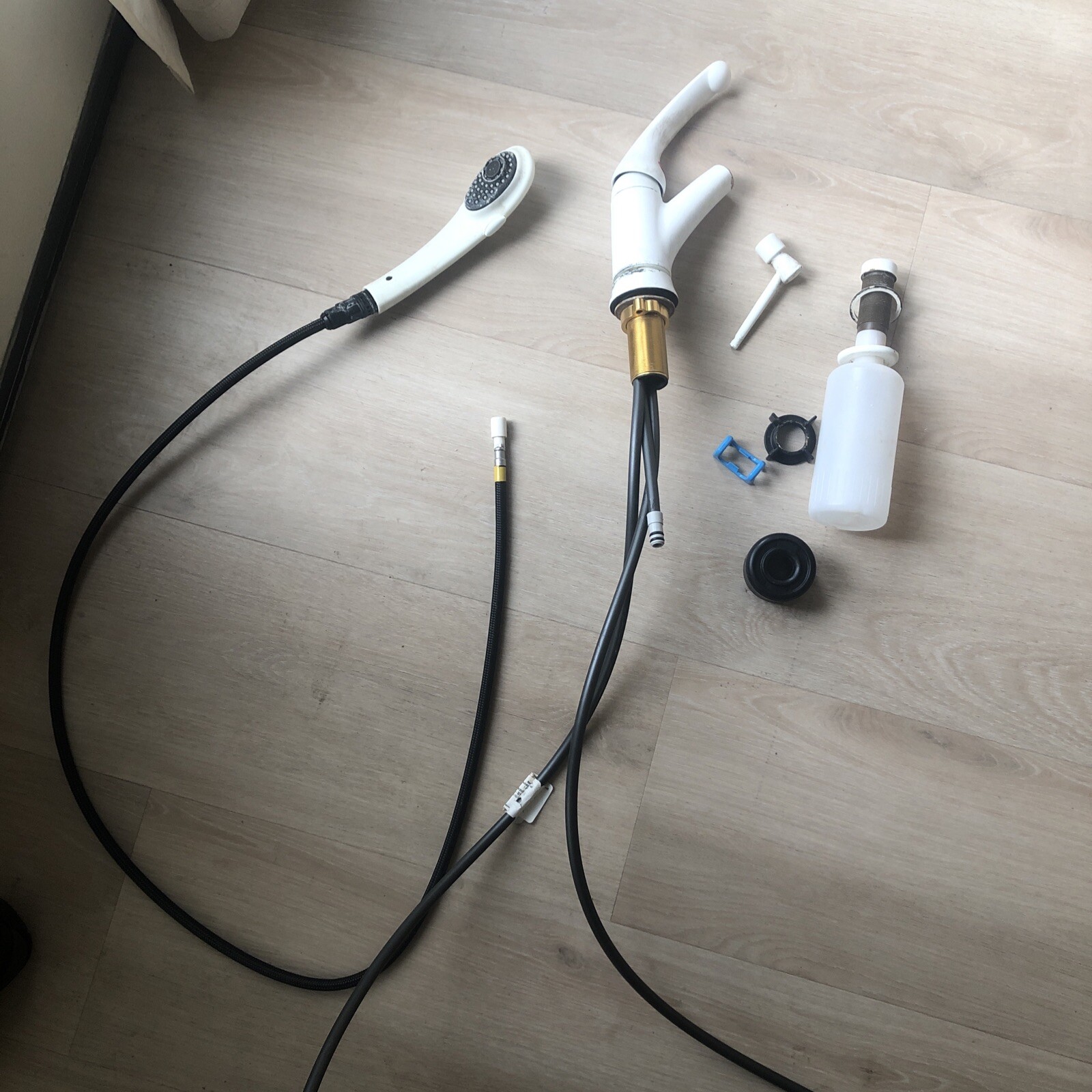 Delta 470-wh-dst Signature Single Handle Pull-out Kitchen Faucet White ...