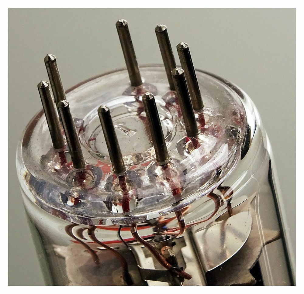 EL803S Pentode. Eine "gut" geprüfte Vakuum-Elektronenröhre von Tesla ...