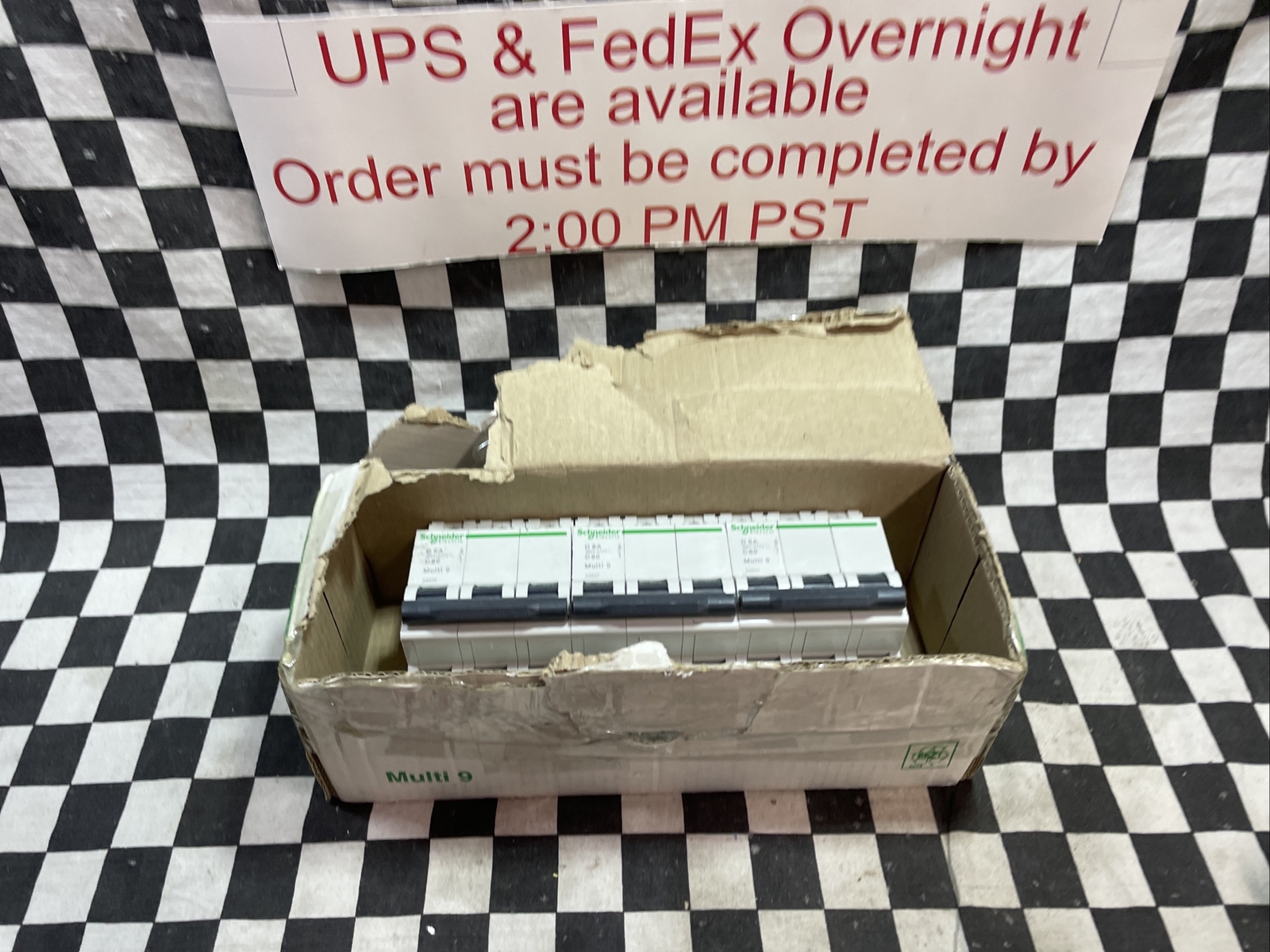 SCHNEIDER 24537, Circuit Breakers 3P D8A 480Y277V, AA-2017-W48-3 LOT OF ...