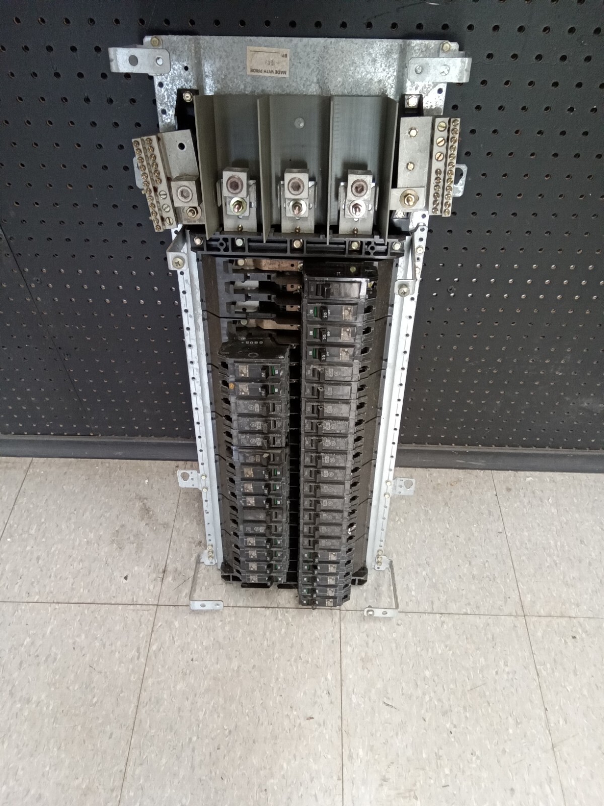 GE BUS BREAKER BAR, Main lug w breaker 120/208 Volt, 3PH 4W, CU, 42 CKT ...