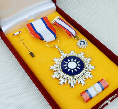 WWII Chinese KMT Officer Badge Medal Insignia With Box-L0019 | eBay
