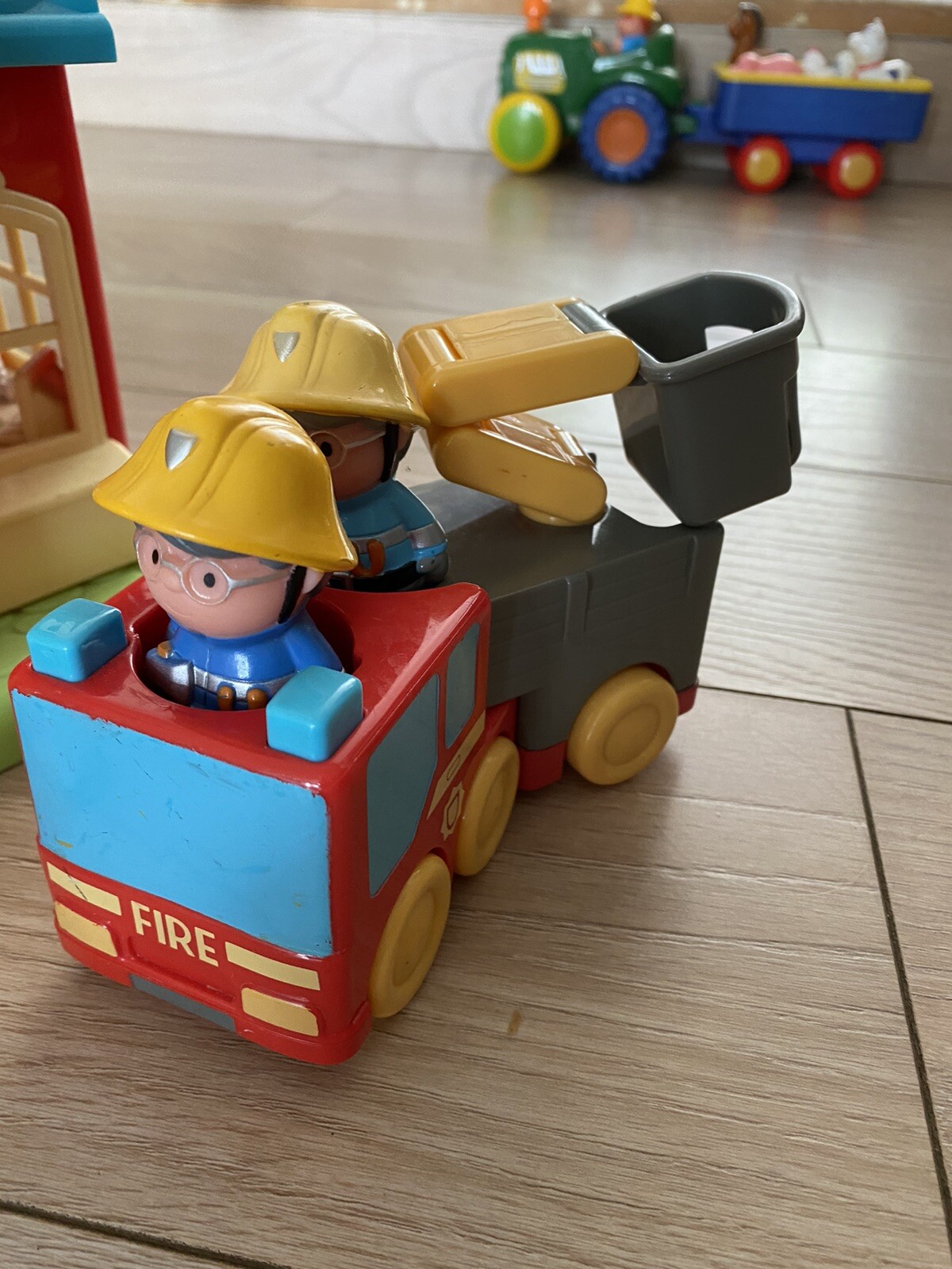 ELC Happyland Fire Station, 1 Fire Engines, | Grelly UK