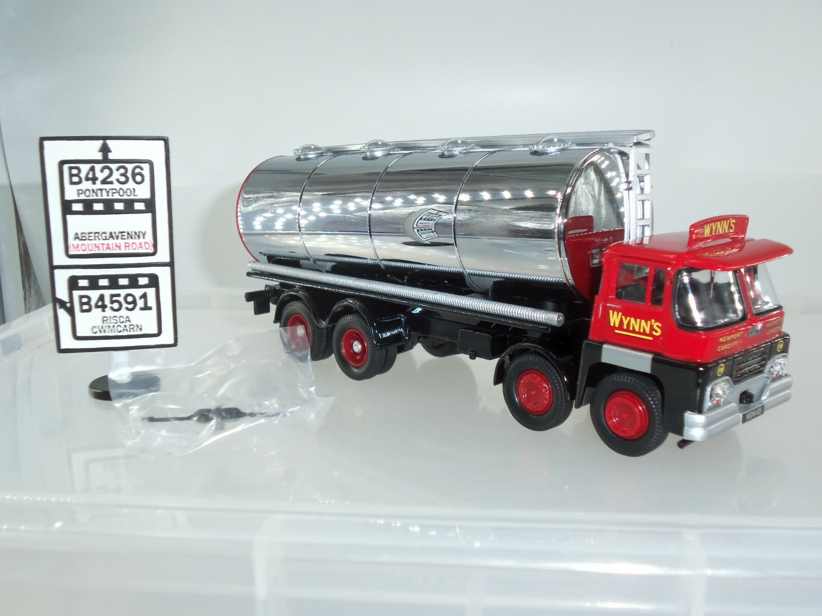 CORGI CC11703 GUY WARRIOR TANKER + SIGN WYNNS HEAVY HAULAGE DIECAST ...