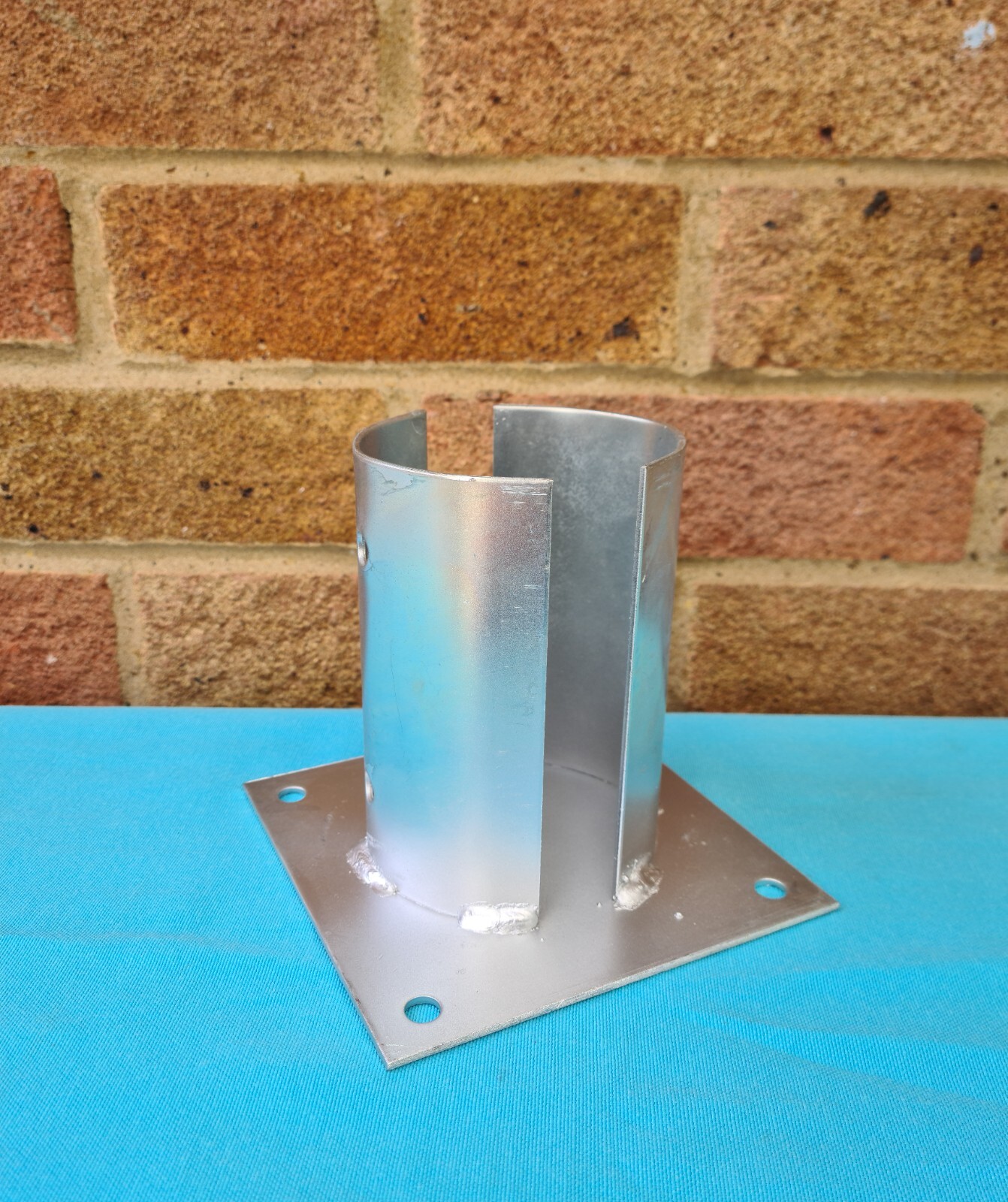 HEAVY DUTY GALVANISED BOLT DOWN ROUND/CIRCULAR POST FENCE FOOT/ 50mm to ...