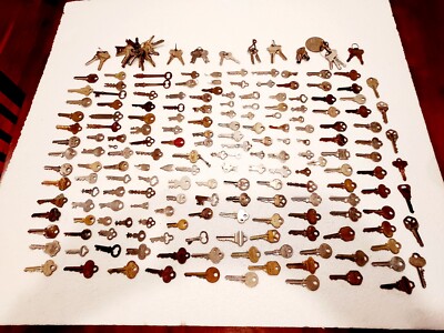 Old vintage key lot 217 flat keys door keys padlock keys safe keys misc ...
