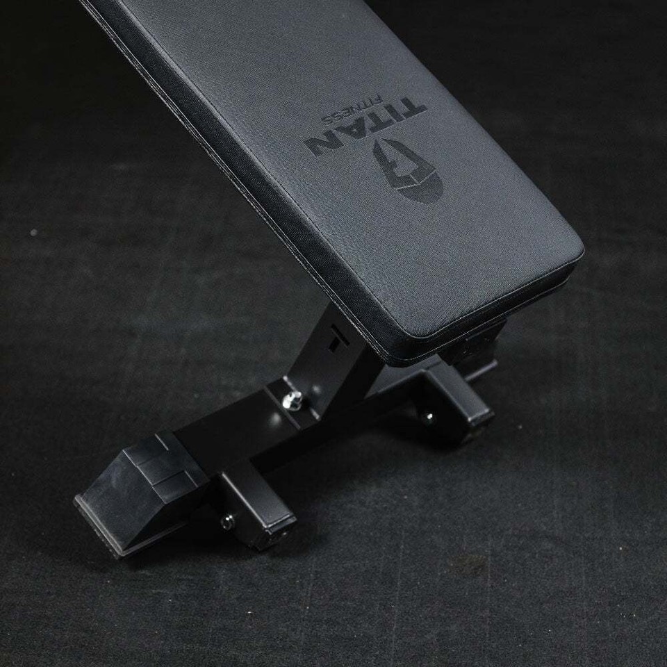 Titan Fitness Elite Series Single Post Flat Bench, 2.5" Thick HeftyGrip ...