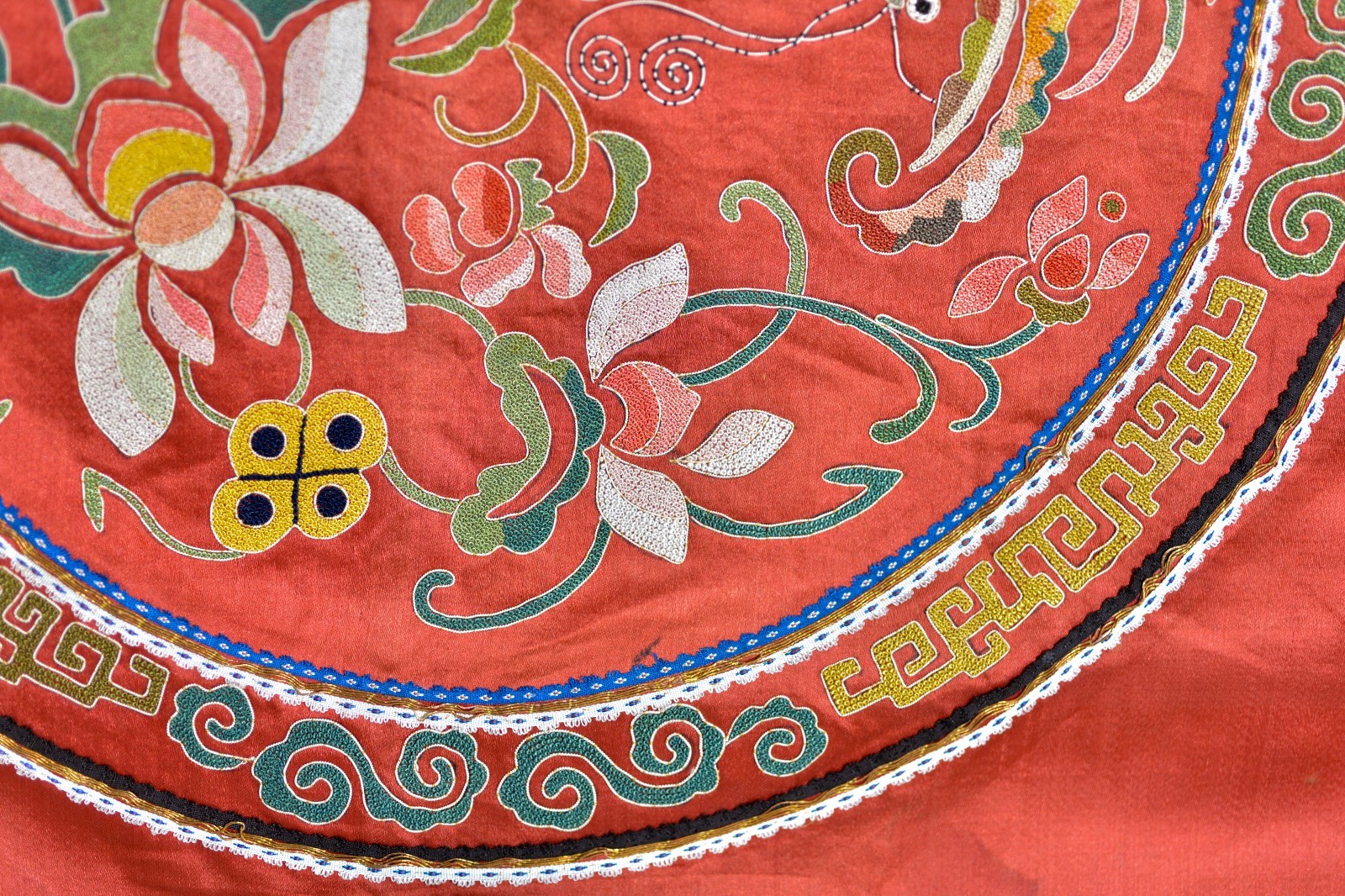 WONDERFUL ANTIQUE CHINESE ROUNDEL SILK EMBROIDERY TEXTILE BADGE | eBay