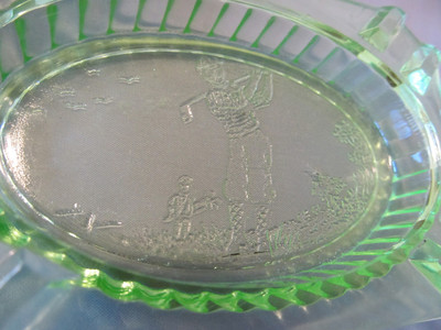 VINTAGE GREEN GLASS ASHTRAY W/KNICKERED GOLFERS SCENE ON BOTTOM-NO ...