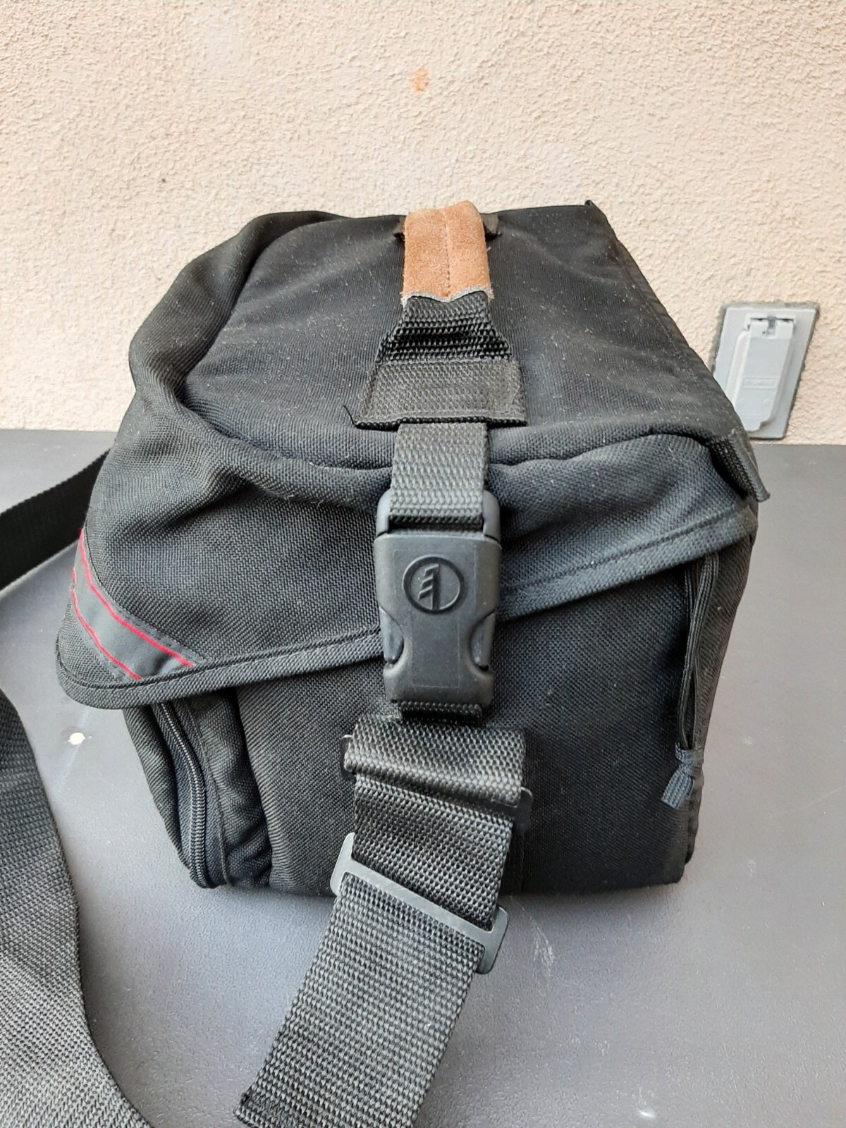 Tamrac Model 604 Camera Bag Canvas, Adjustable Shoulder Strap, Divider ...