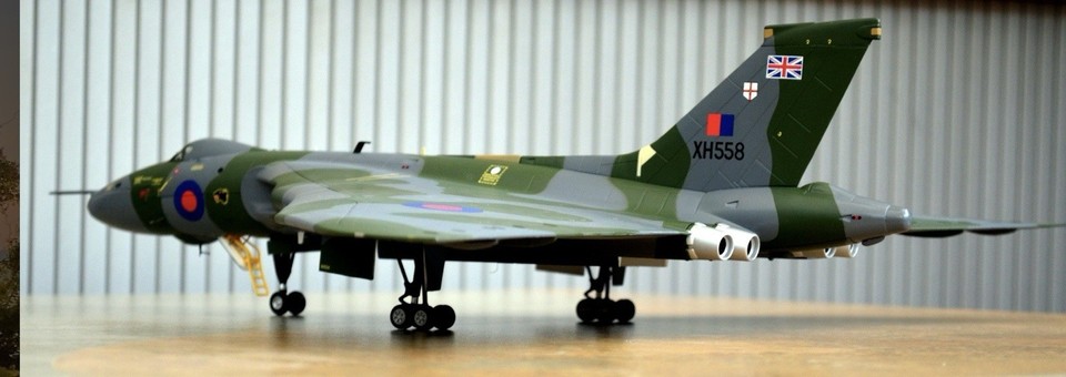Corgi AA27201 1:72 Scale Avro Vulcan B2 'Vulcan to the Sky' "XH558 ...