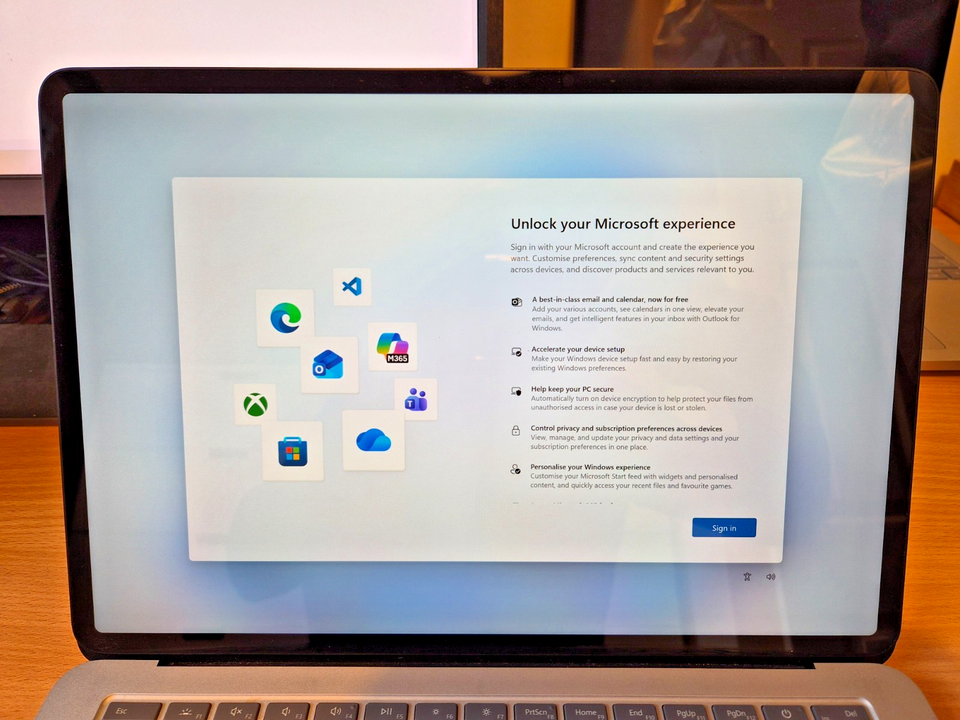 Microsoft Surface Laptop Studio (Core i7, 32GB RAM, 1TB SSD, NVIDIA ...