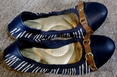 Dexflex Comfort ScrunchBelted Cap toe fabric Ballet Flats Navy/wht ...