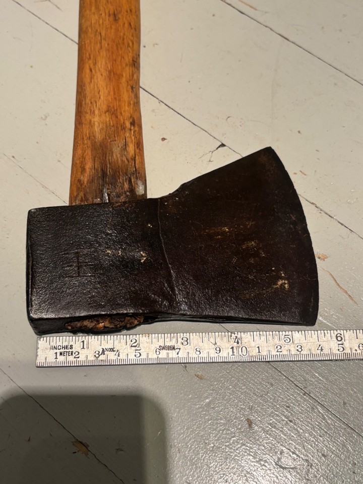 Vintage Swedish Carpenter’s Axe – 1.02 kg / 2.25 lb – Marked “HH” & “J ...