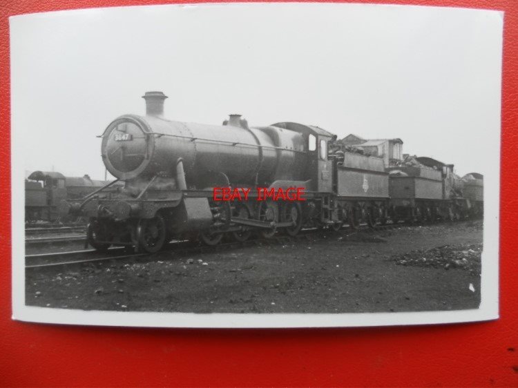 PHOTO GWR 28XX 2-8-0 LOCO NO 3847 ON SHED WITH OTHERS | eBay UK