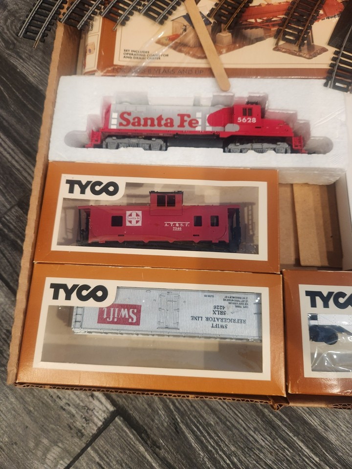 Vintage Tyco Santa Fe Freight w/ Operating Grain Elevator HO Scale ...