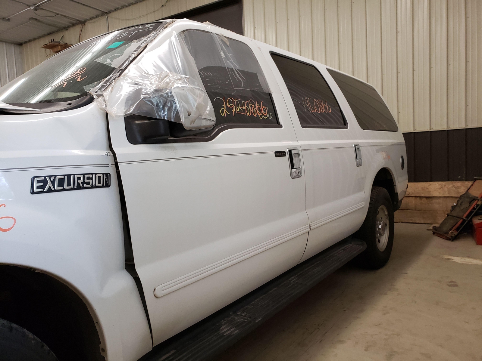 00-05 FORD EXCURSION SE DRIVER LEFT REAR SIDE POWER DOOR WHITE PAINT YZ ...