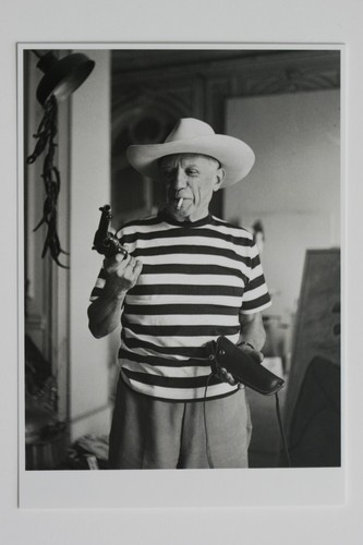 PABLO PICASSO with a gun, 1958 Art-Postcard NEW | eBay