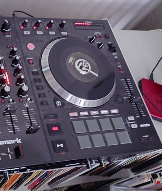 Numark NS7II 4-Channel Motorized DJ Controller and Flight Case ...