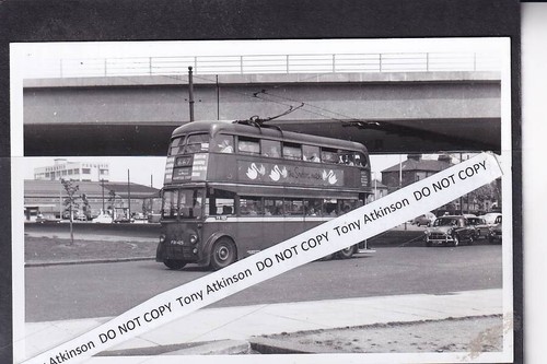 LONDON TRANSPORT - L3 TYPE TROLLEY BUS - NO. 1425 ON ROUTE 667 - PHOTO ...