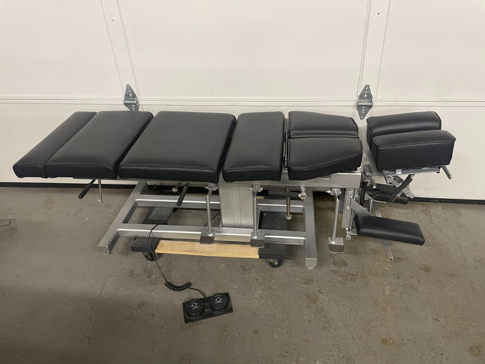 Omni Elevation Full Drop Chiropractic Adjusting Table Black UPHOLSTERY ...