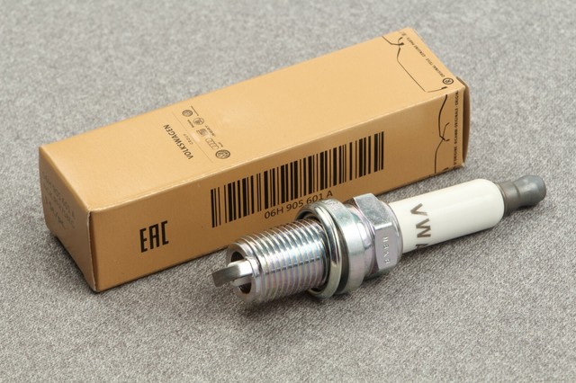 VW AUDI Seat SKODA Spark Plugs 06H905601A X 4 Genuine Pfr7s8eg JP NGK ...