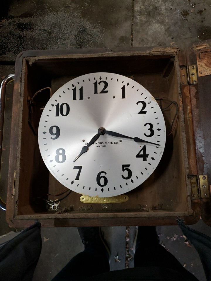 ANTIQUE SELF WINDING CLOCK COMPANY 18" x 18" GALLERY WALL CLOCK 4 ...