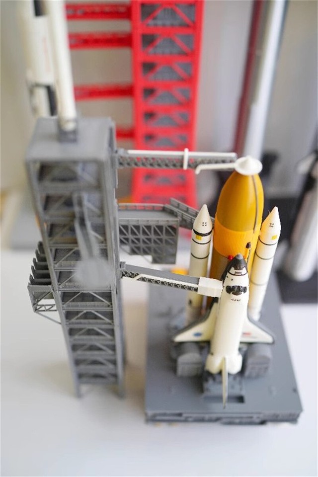 1/400 Space Shuttle Discovery with Launcher Platform Painted Model Collection | eBay