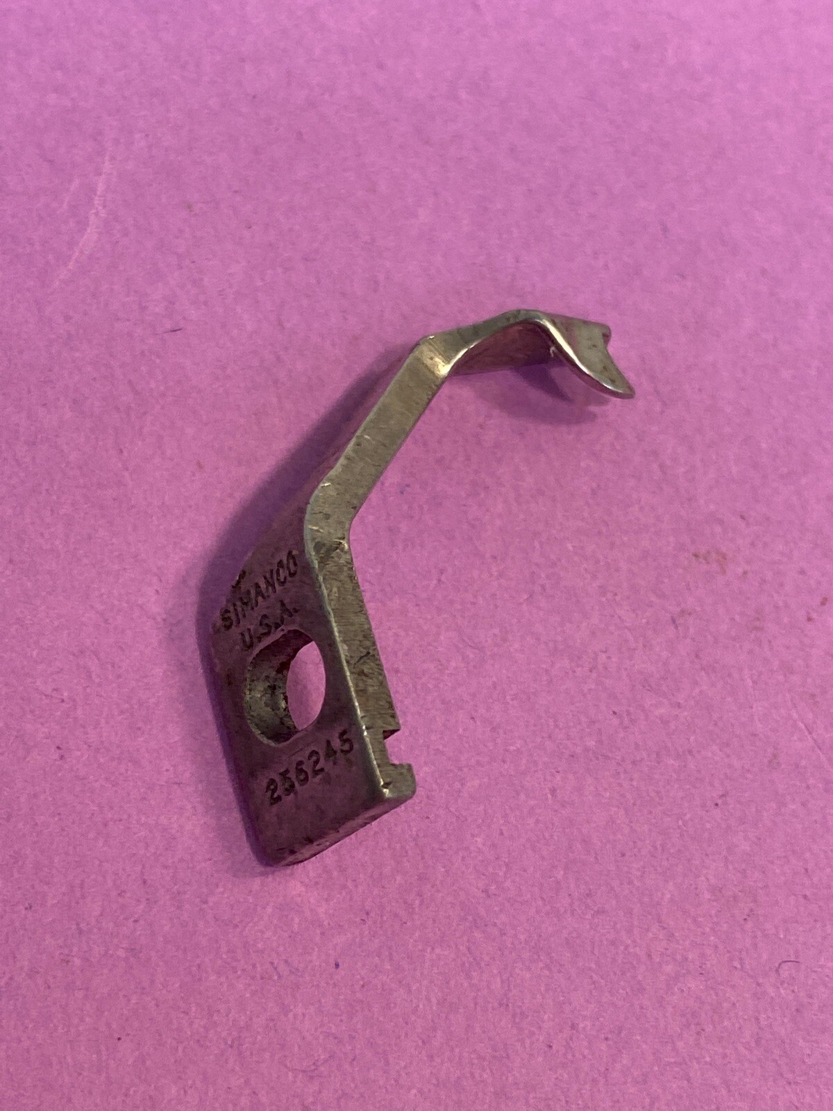 *USED* 256245-SINGER-LOOP RETAINER LEFT-FOR SEWING MACHINES *FREE ...