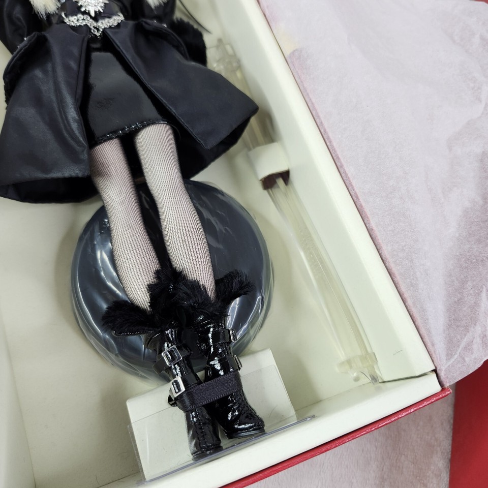 VERUSHKA FASHION MODEL SILKSTONE BARBIE DOLL 2010 GOLD LABEL MATTEL ...