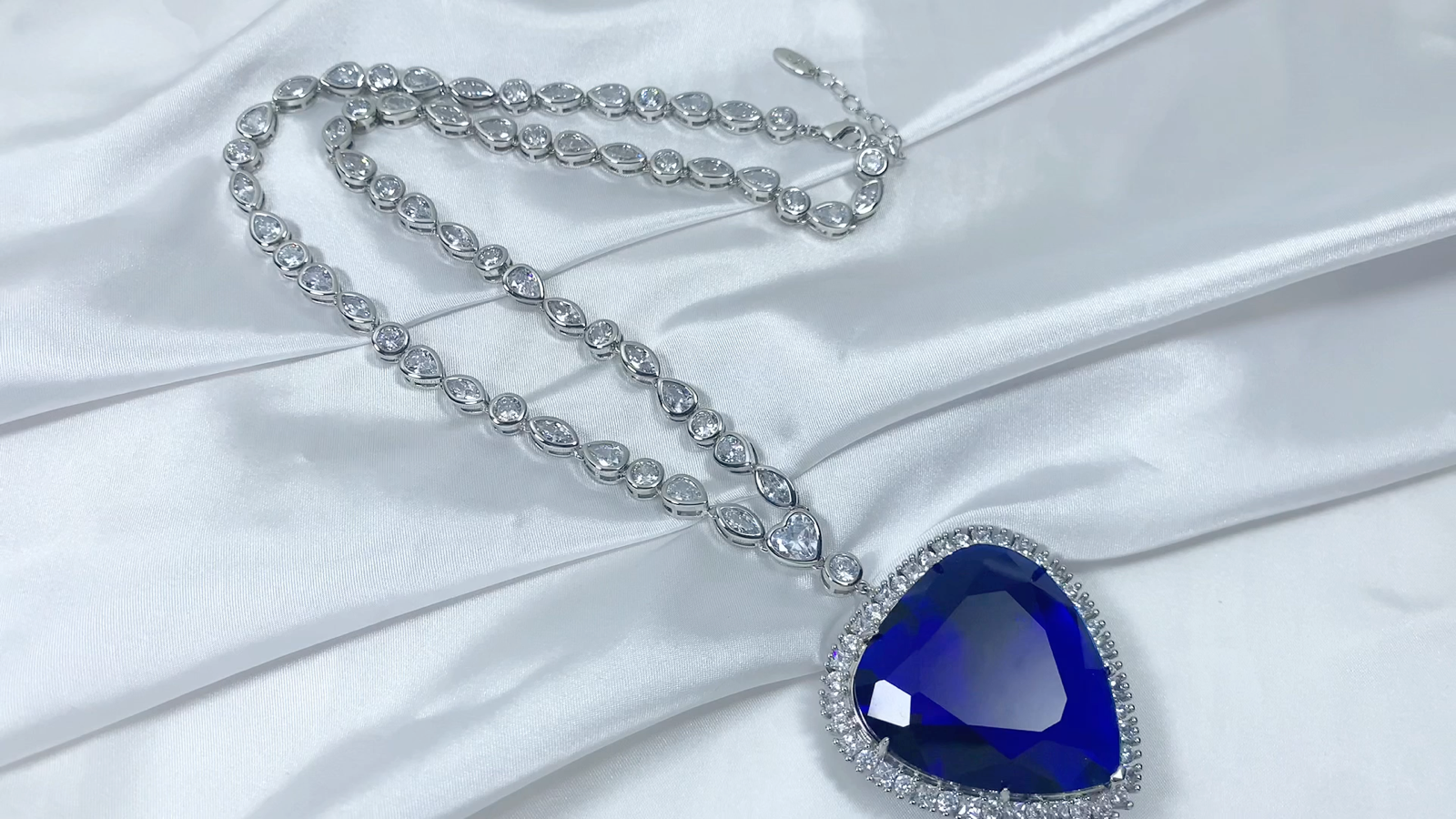 Titanic Heart of The Ocean Necklace & Pendant 55 Carat Deep blue ...
