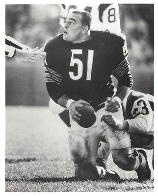 DICK BUTKUS 8X10 PHOTO CHICAGO BEARS PICTURE NFL FOOTBALL B/W WITH BALL ...