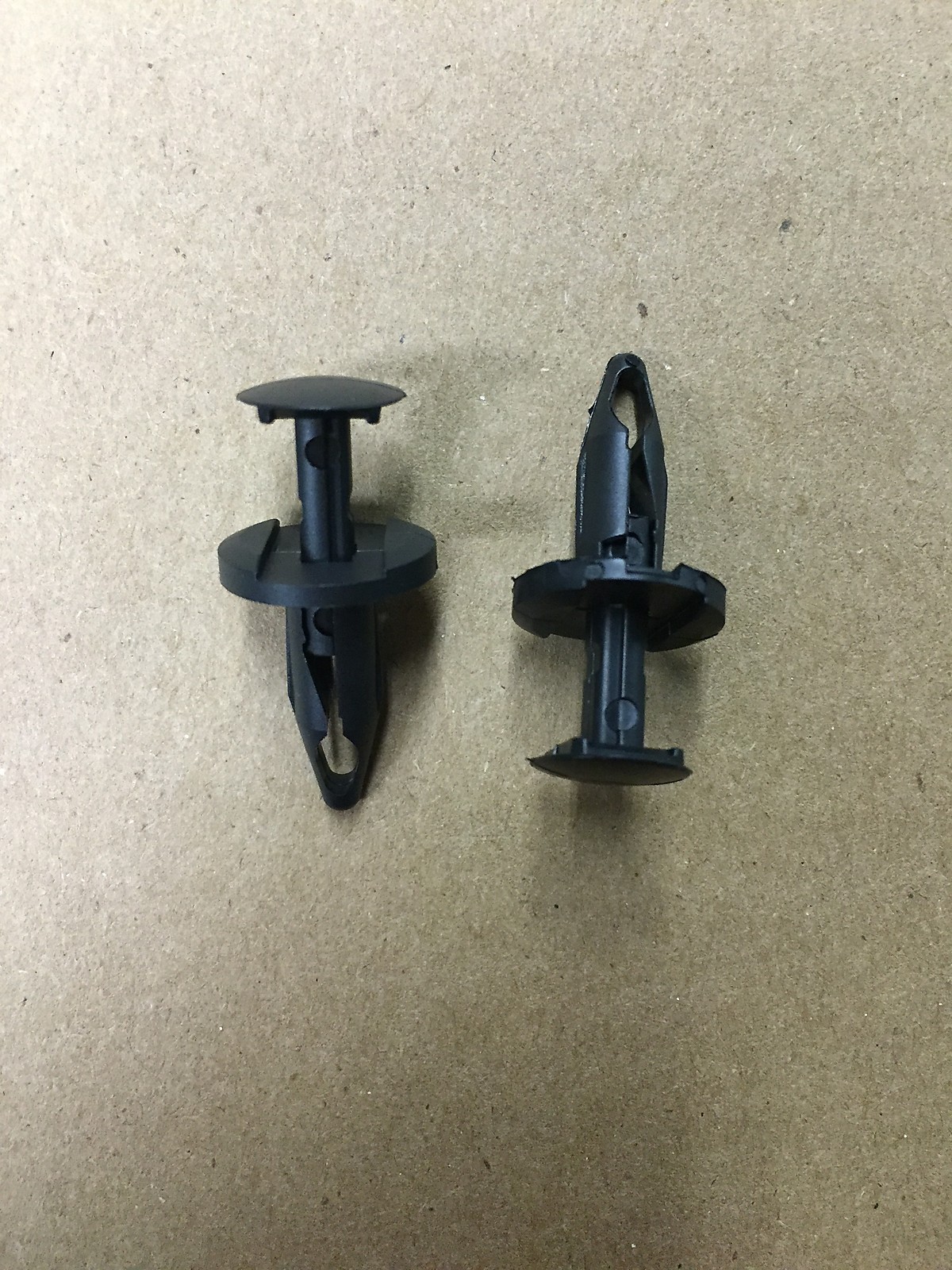 Set of 25 GM Chevy Wheel Well Push Type Retainer Clips 21077123 USA ...