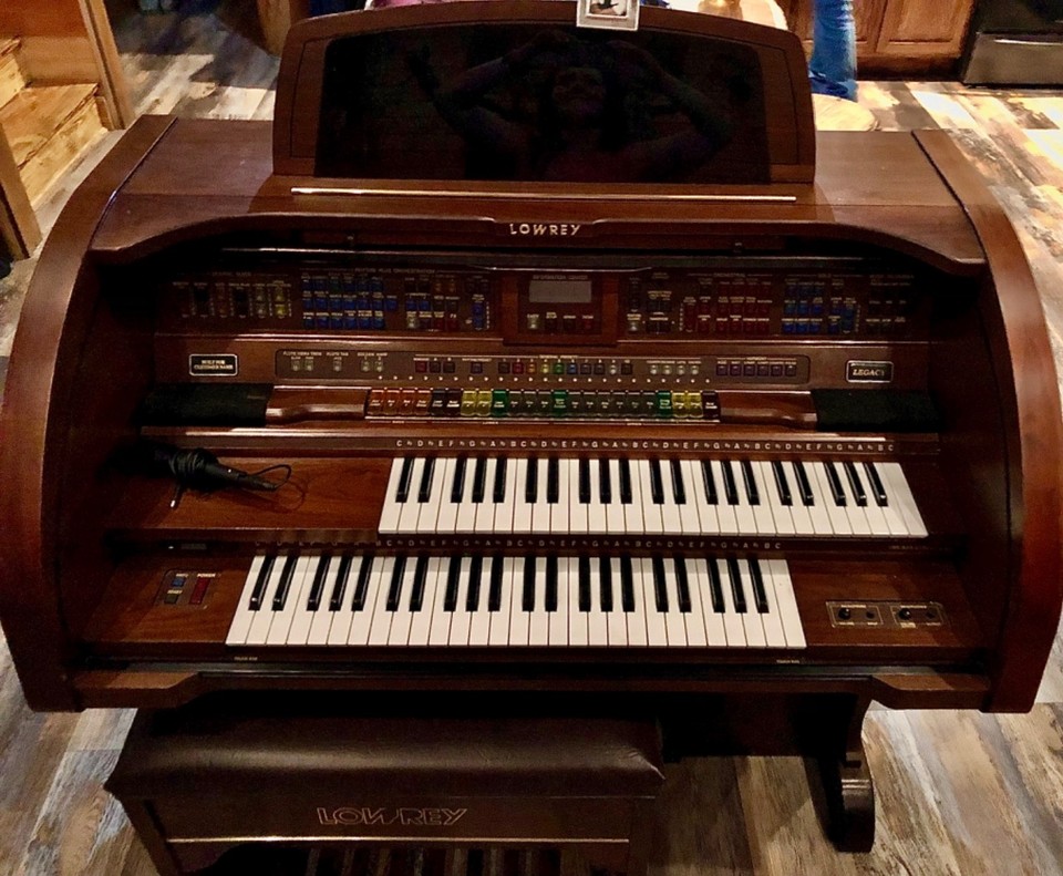 LOWREY ORGAN - LEGACY SU300 mint condition with original bench and ...