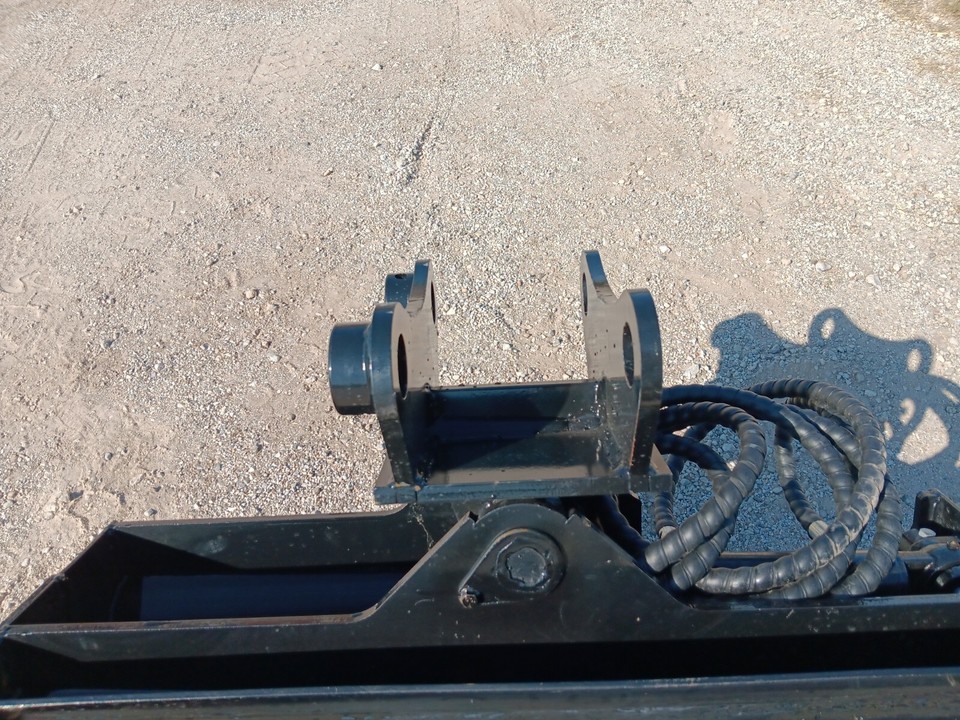 New Mini Excavator 35' Hyd Tilt Ditching , Clean out Bucket ,45mm Pin ...