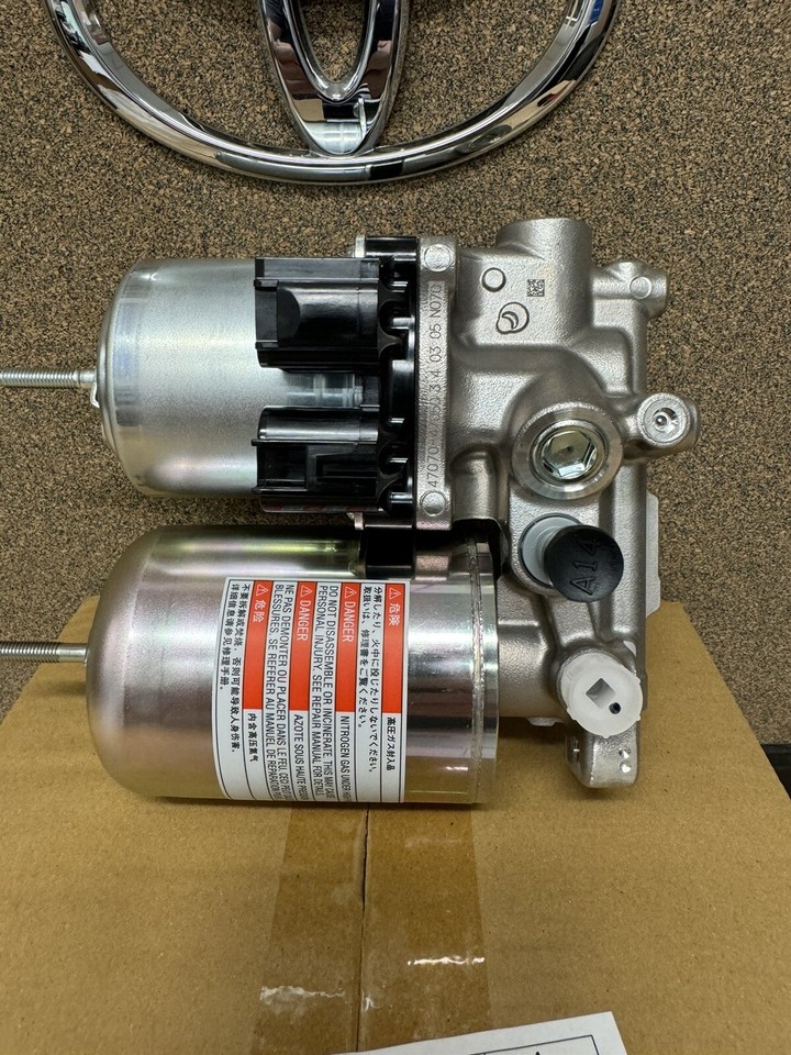 2010-2015 TOYOTA PRIUS OEM BRAKE BOOSTER PUMP 4707047060 | eBay