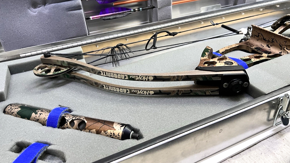 Hoyt USA Alphatec RH Carbonite Compound Bow w/Cabelas Steel Case ...
