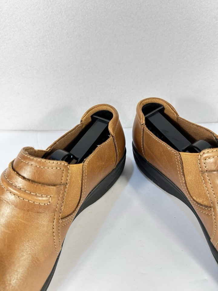 Clarks Cheyn Madi Neutral Tan Slip On Comfy Classic Women’s Size ...