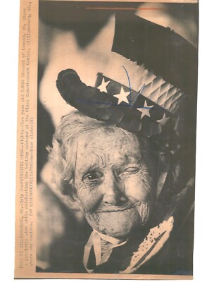 Patriotic 85 y/o EDITH STEWART Winks 4th of JULY Weekend 1982 Press ...