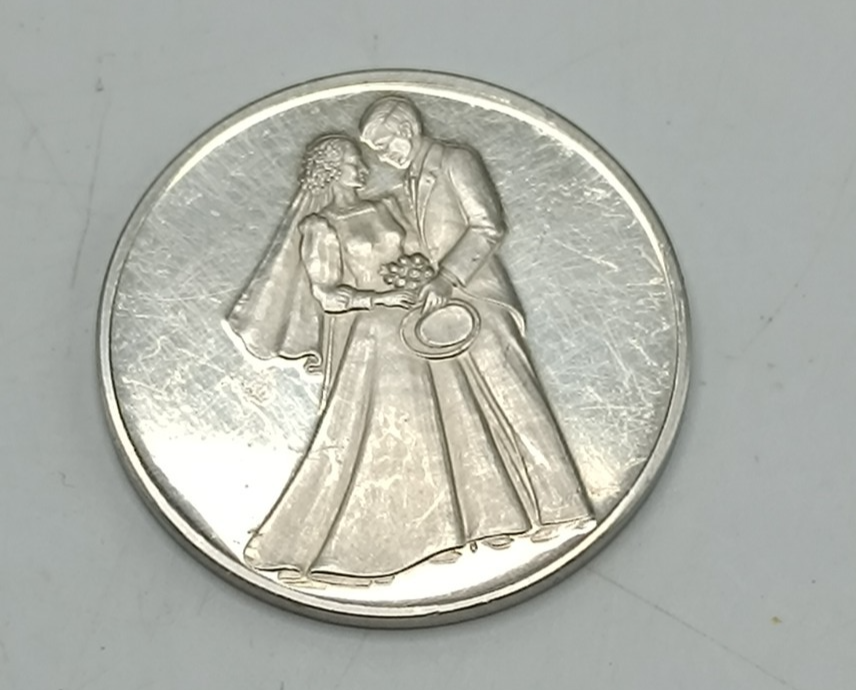 VINTAGE TIN BRIDGE BOX & CURIOS. CRAFT. JEWELLERY. BADGES. CANDLE ...