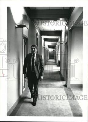 1986 Press Photo Lawyer Michael L. Climaco walks along hallway of his firm | eBay