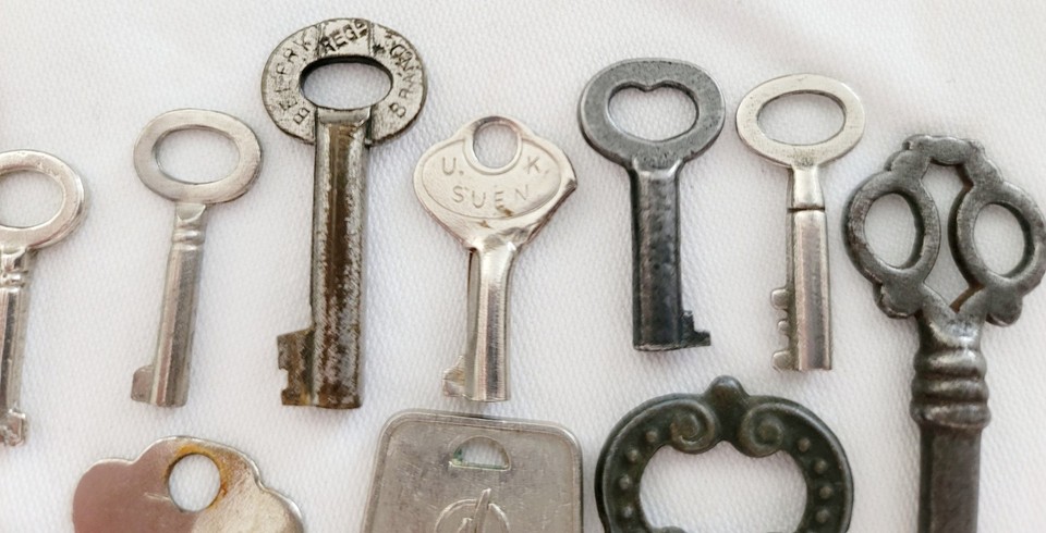 Lot of 36 Vintage Skeleton Keys Open Barrel Clock Handcuff Collecting ...