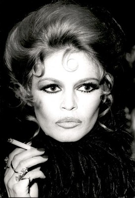 CGE47 1968 Original Photo BRIGITTE BARDOT SMOKING CIGARETTE "SHALAKO ...