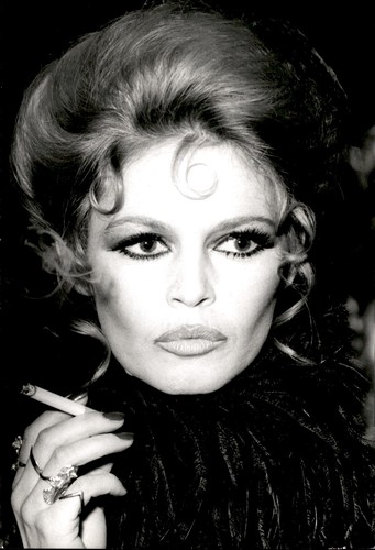 CGE47 1968 Original Photo BRIGITTE BARDOT SMOKING CIGARETTE "SHALAKO ...