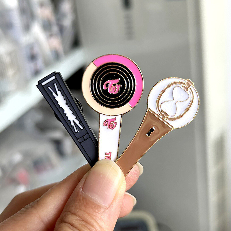 1PC Kpop ATEEZ TWICE LESSERAFIM Lightstick Shape Metal Fashion Chest ...