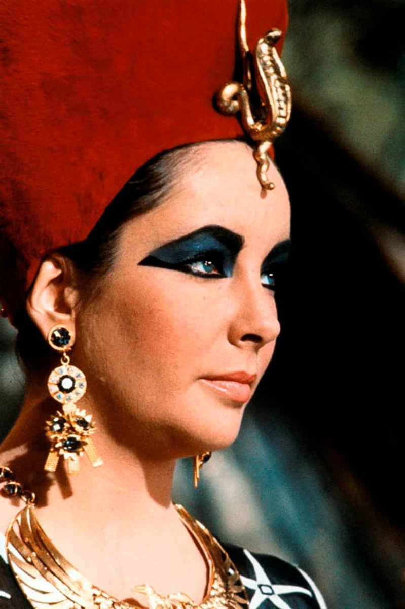 Elizabeth Taylor Putting On Makeup