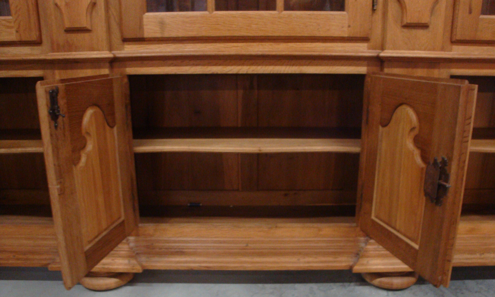 Hochw. massiv Eiche Hell Wohnzimmerschrank Vitrine Schrank handarb ...