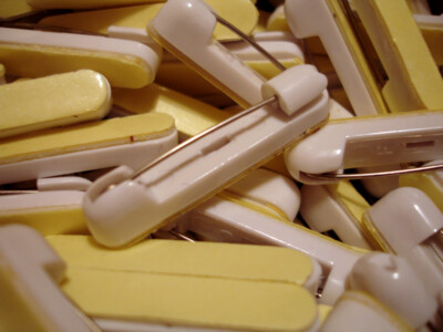 300 Name Badge Pin Ribbon Crafting Adhesive Bar Backings Safety Pin ...