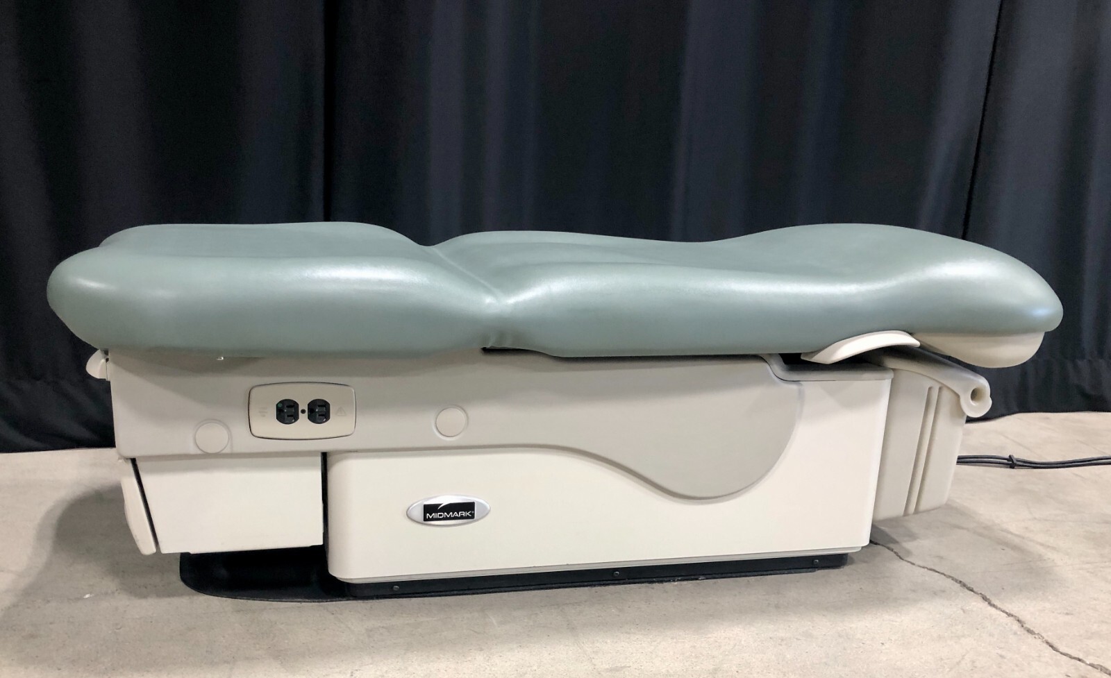 Midmark 623-007 Barrier Free Power Exam Table with Footswitch & Hand ...